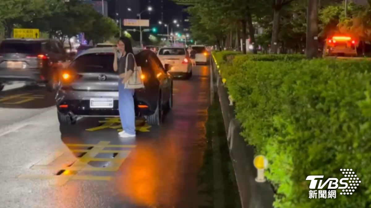 快訊／台中水溝蓋「被暴雨頂開」！20台車接連中招 爆胎、保險桿撞壞│TVBS新聞網