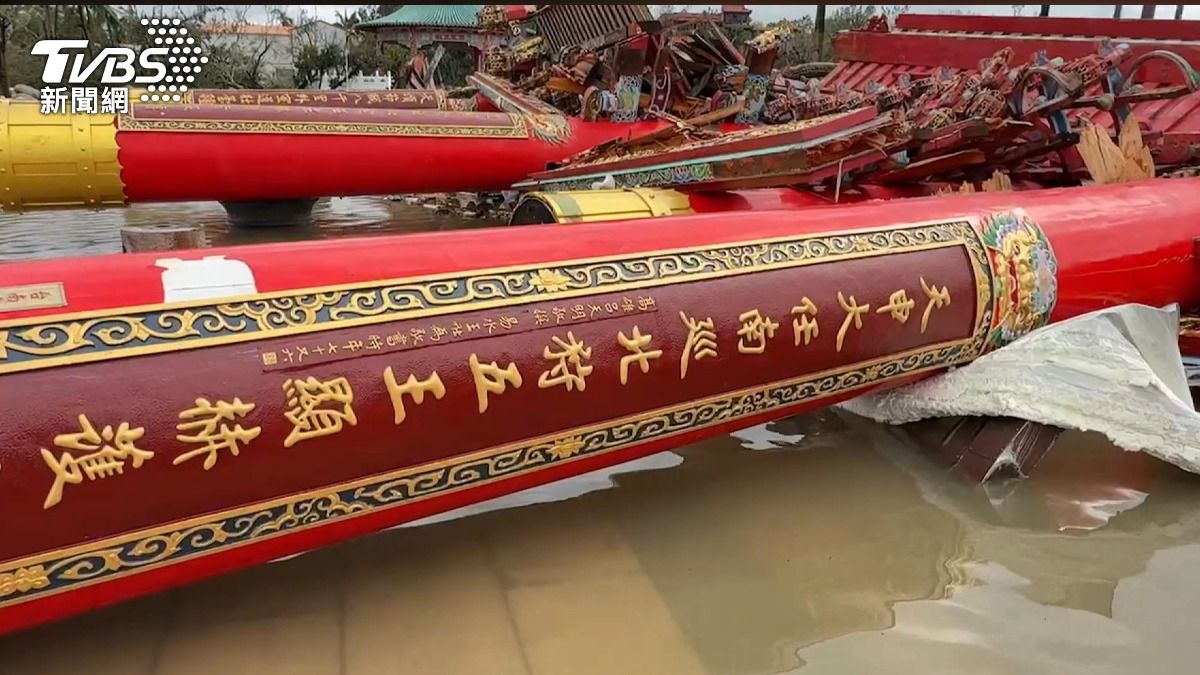 強風吹倒牌樓！南鯤鯓代天府「12根巨柱全倒」 信眾仍堅持進香│TVBS新聞網