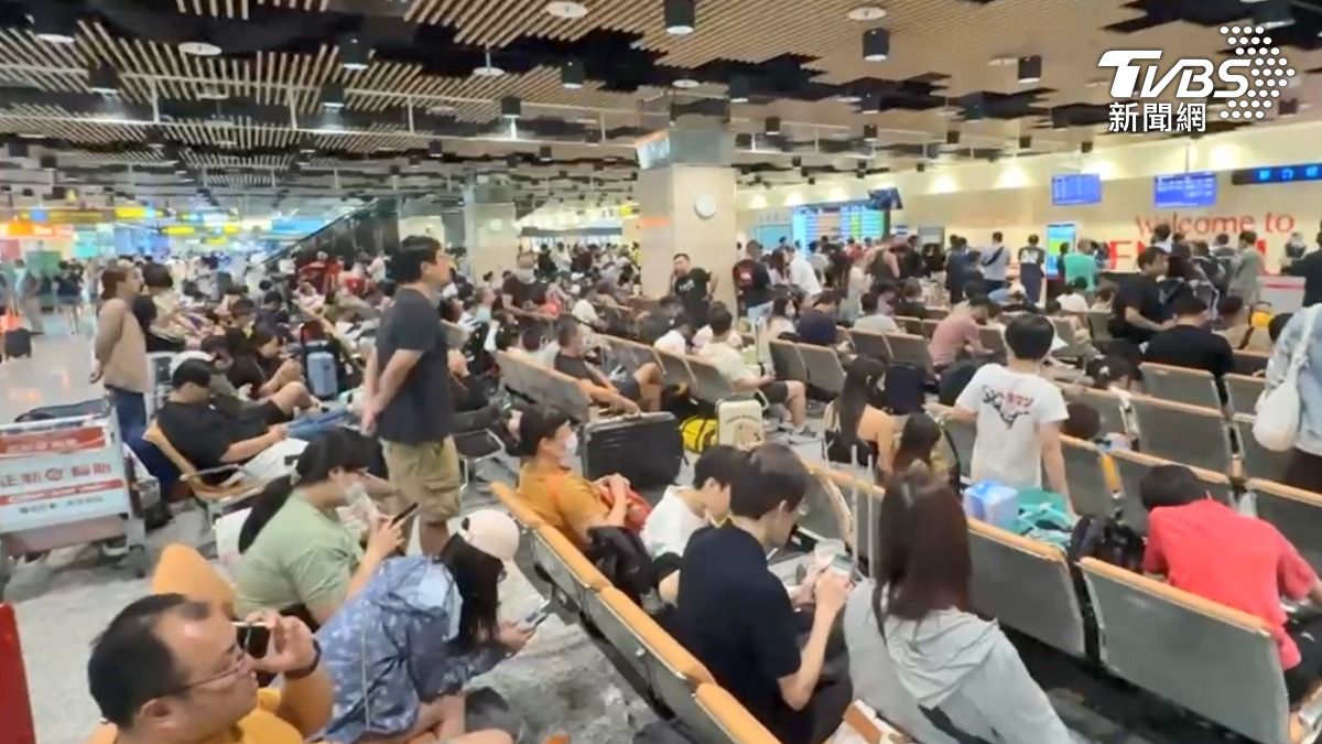 一度滯留9千人！澎湖機場塞爆 旅客苦等候補：只能跟老闆說抱歉│TVBS新聞網