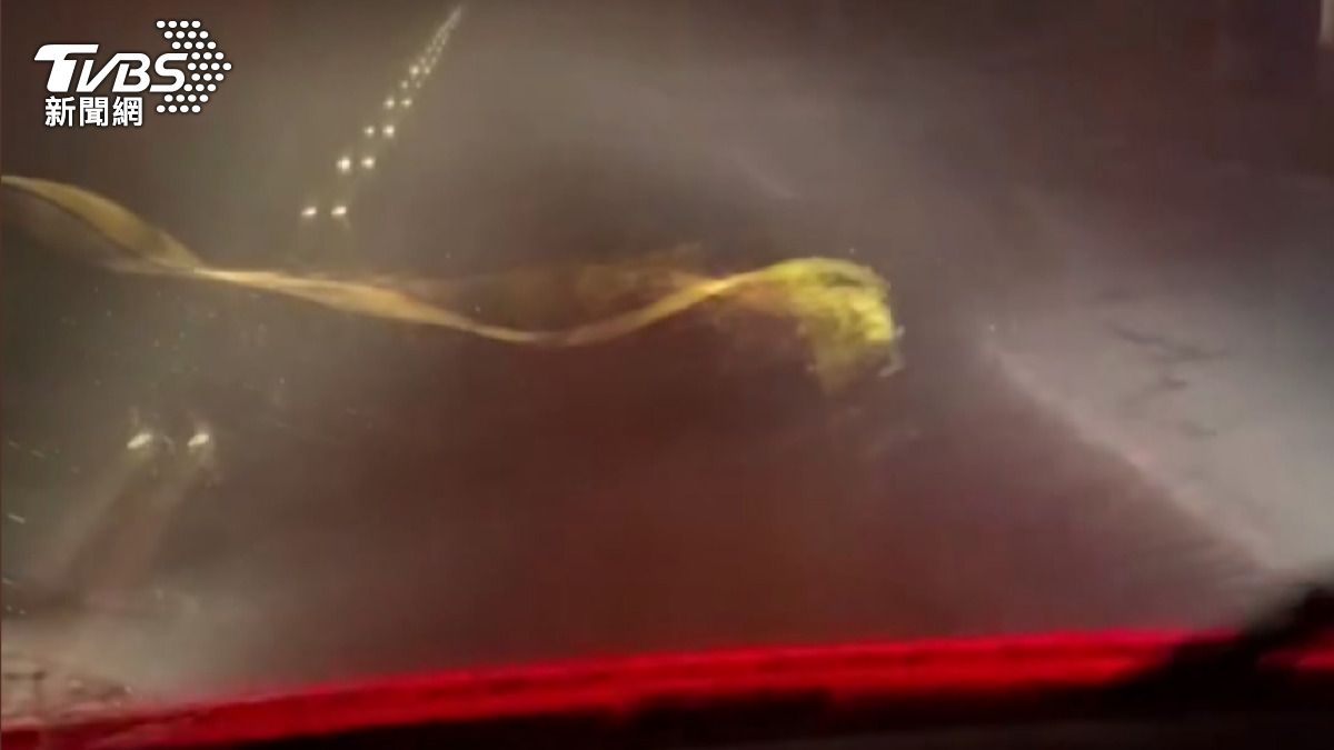 颱風夜救援驚險！消防車「差點被吹翻」 警消冒險摸黑救人│TVBS新聞網