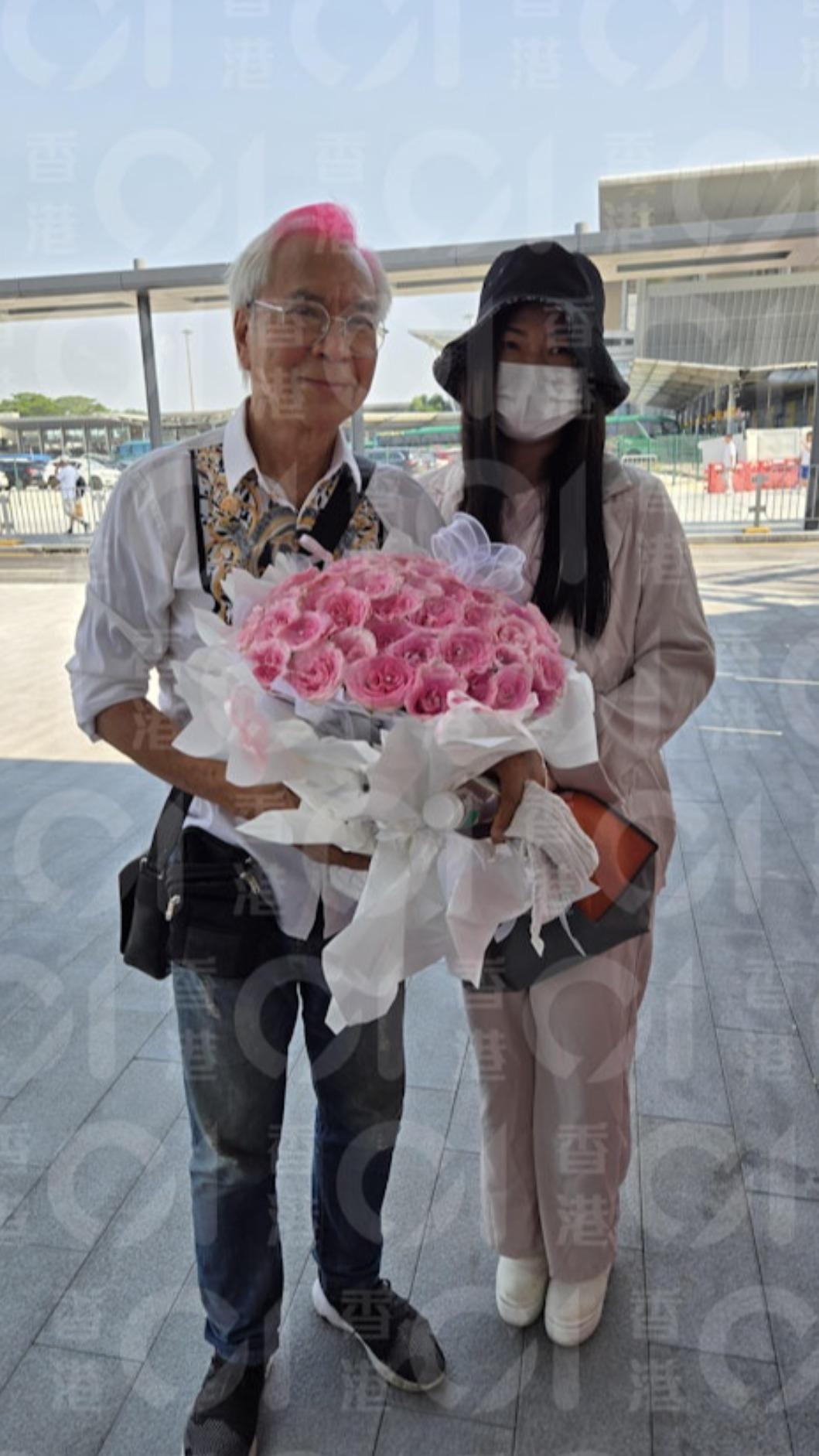 李龍基接「小36歲女友出獄」！手握60支玫瑰淚喊：老婆│TVBS新聞網