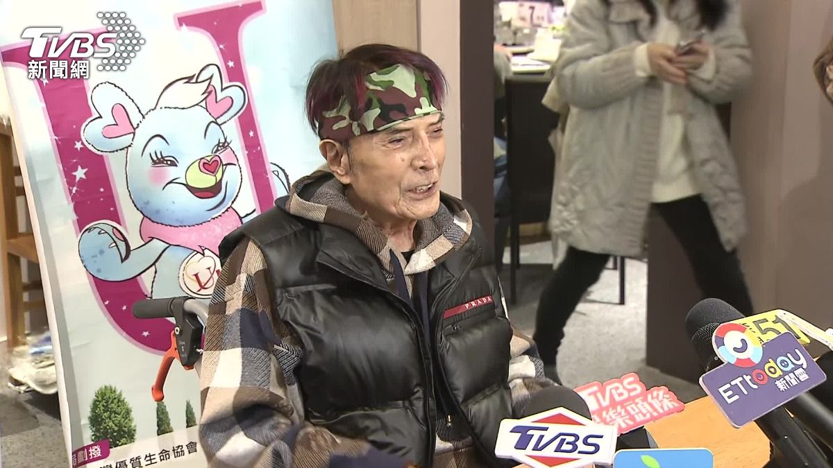 李小飛告別式「韋小寶」做遺照 最後作品曝 鄭進一送別摯友│TVBS新聞網