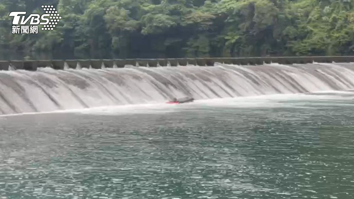 攔沙壩玩SUP出人命！教練揭白泡區浮力小超危險「和颱風無關」│TVBS新聞網
