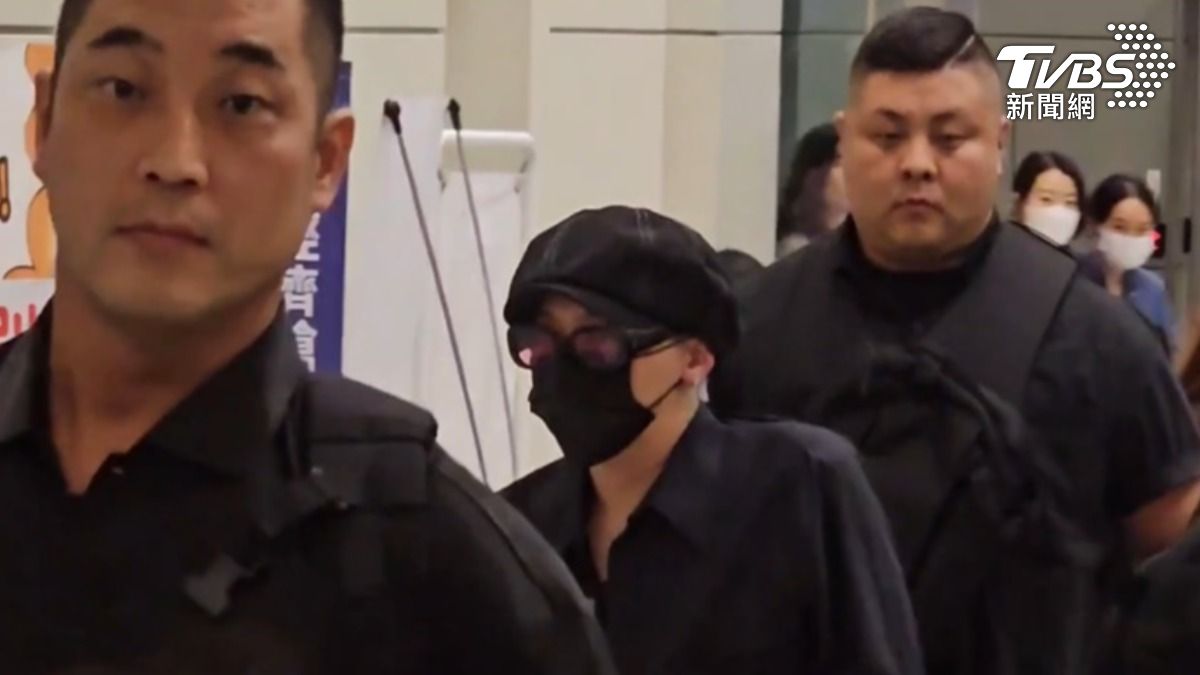 快訊／GD到台灣了！親切揮手點頭 「粉絲擠爆關內」場面超壯觀│TVBS新聞網