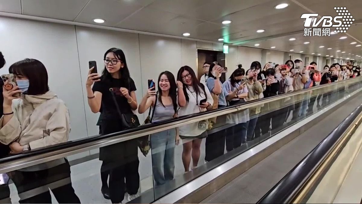 天王來了！GD權志龍抵台反應曝光 粉絲站整排喊「愛你」│TVBS新聞網