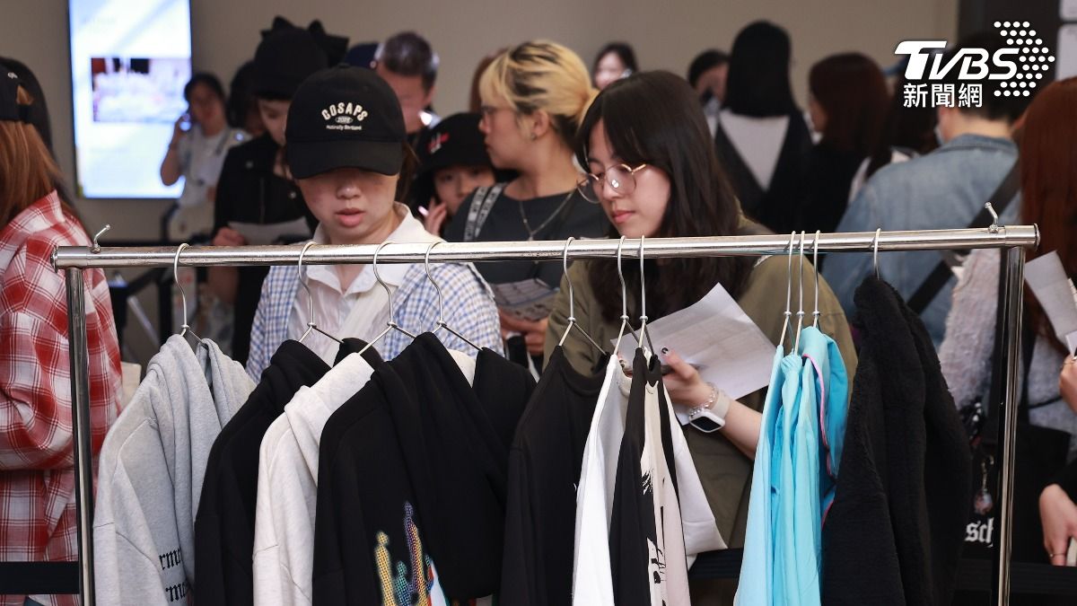 直擊／GD最俗週邊才10元！逾400人冒雨夜排 「最慘窘境」曝光│TVBS新聞網