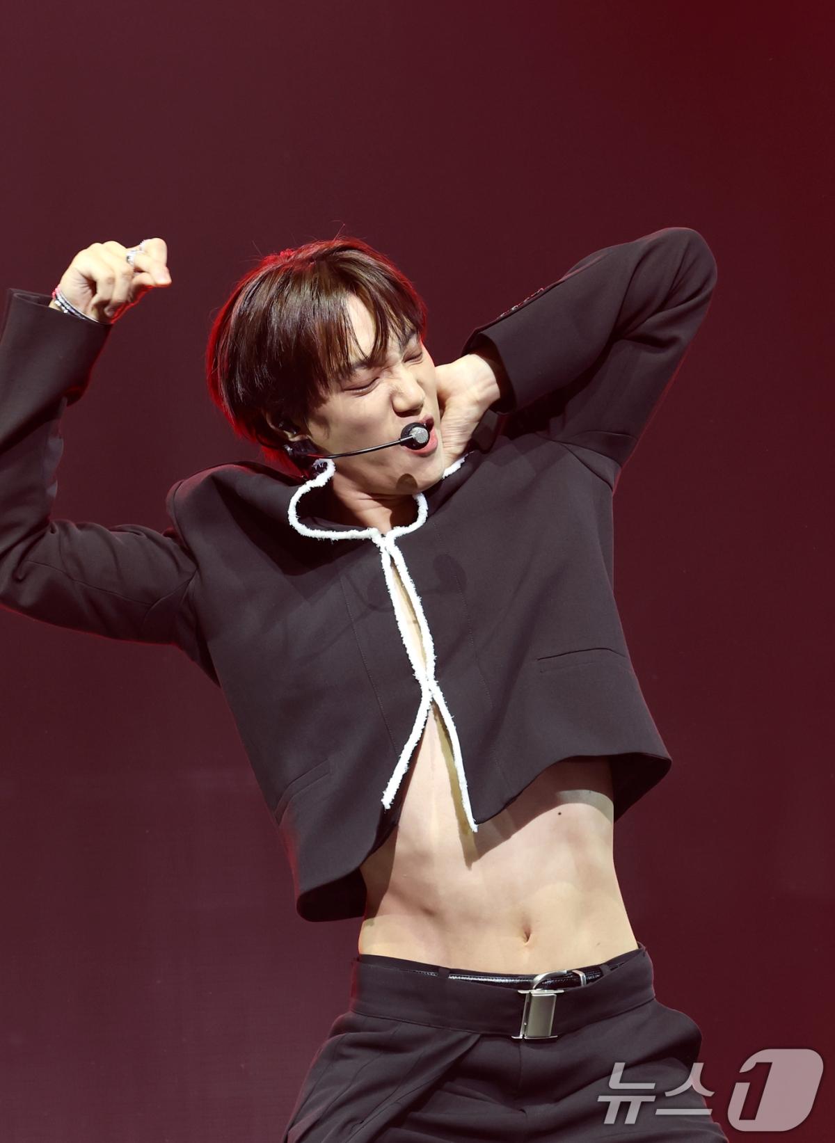 李洙赫來台力挺GD！在餐廳遭直擊 EXO成員KAI同班機低調抵台│TVBS新聞網