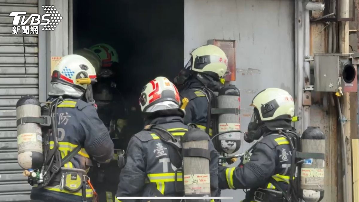 南北貨乾料倉庫陷火海 台中火車站旅客目睹濃煙竄天│TVBS新聞網