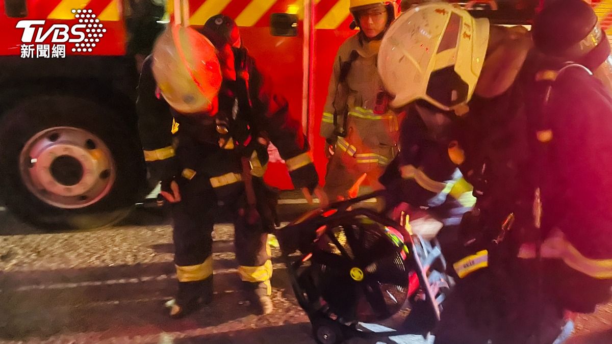 宜蘭陽交大醫院凌晨火警！電氣室狂冒黑煙 緊急疏散102人│TVBS新聞網