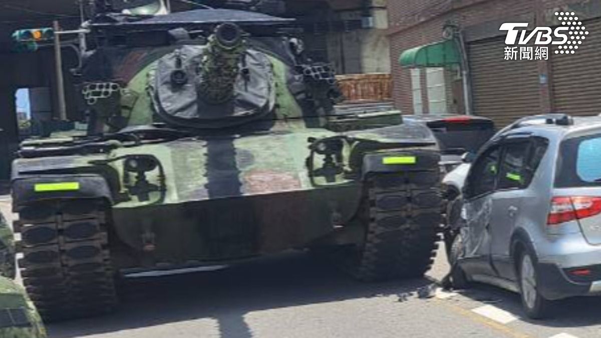 漢光演習又有「撞」況！陸軍CM-11戰車跨線擦撞銀色轎車│TVBS新聞網