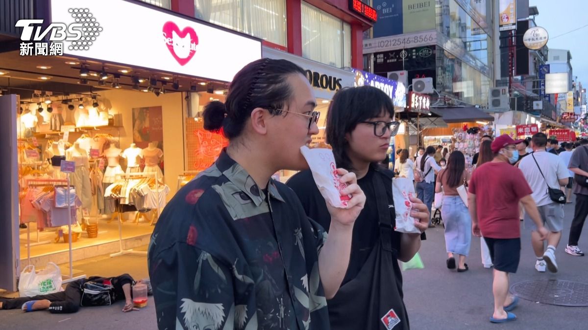 「英雄聯盟」粉絲擠爆台中！千人瘋排雞排 「3個路口」從白天排到黑夜│TVBS新聞網