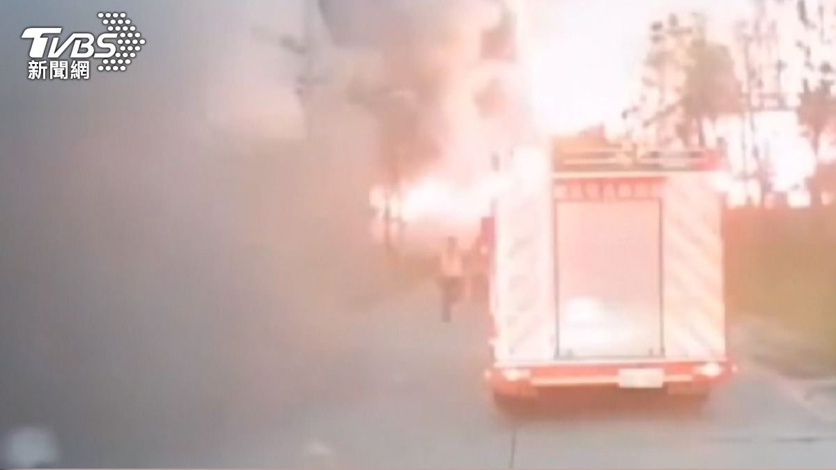 驚險！三元能源爆炸瞬間曝光 警消逃命摔倒「抱頭護命」│TVBS新聞網
