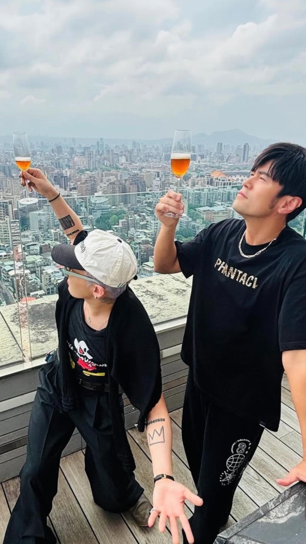 周杰倫世紀合體GD！「私下互動」曝光 在豪宅舉杯溝通│TVBS新聞網