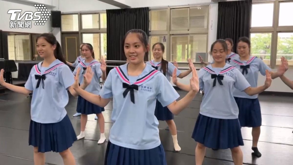 「學姊」好！ 韓團aespa、unigirls搶穿「全台最美校服」│TVBS新聞網