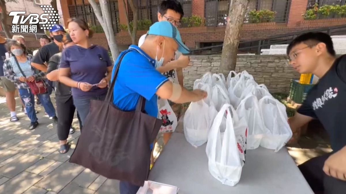 捐血250cc換烤全雞！活動30分鐘「300隻領光」 民眾8點就來排│TVBS新聞網