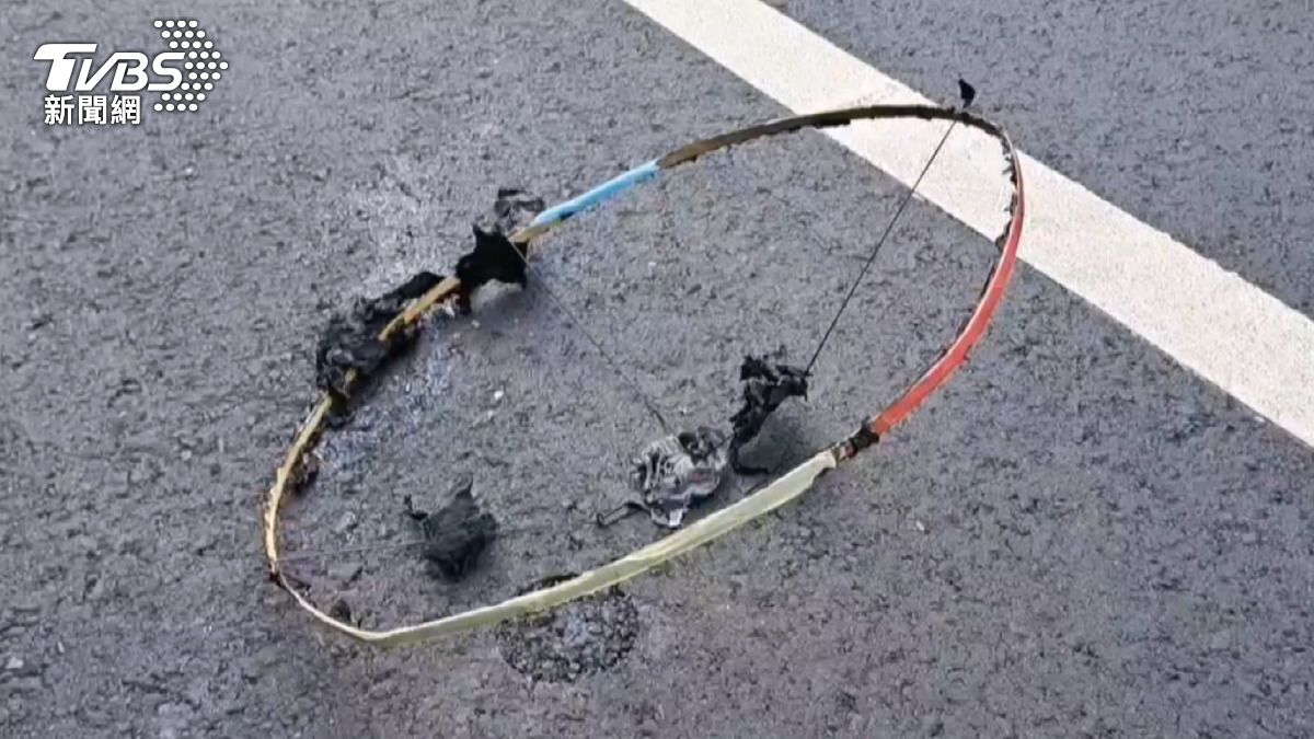 天燈墜落險砸車！墜落車道驚險畫面曝 用路人憂打滑擋視線│TVBS新聞網