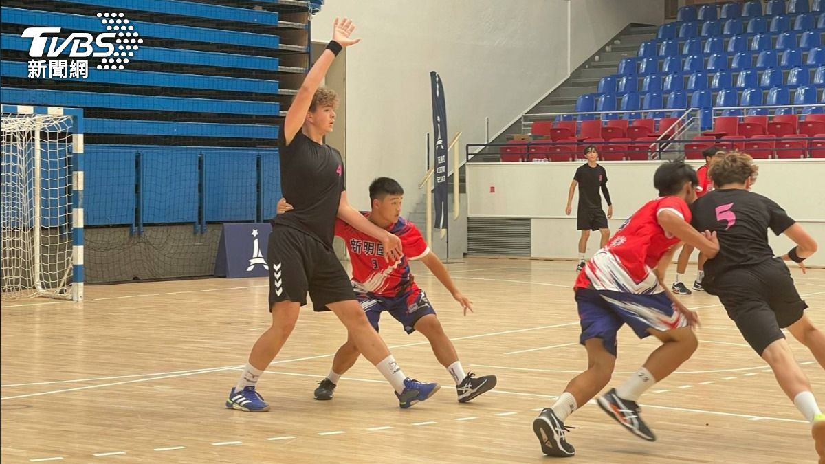 台灣之光！新明國中巴黎手球賽封王 雙料佳績燃炸全場│TVBS新聞網
