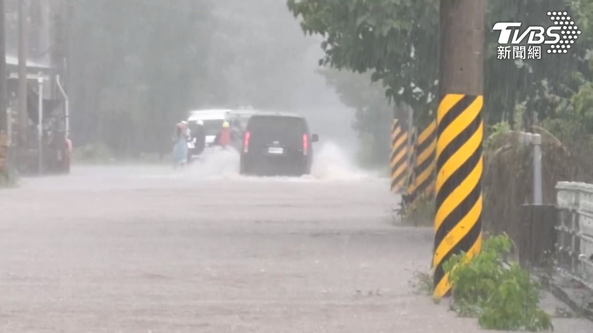 半天雨量逼近300毫米！台東豪大雨特報 市區多處積水│TVBS新聞網