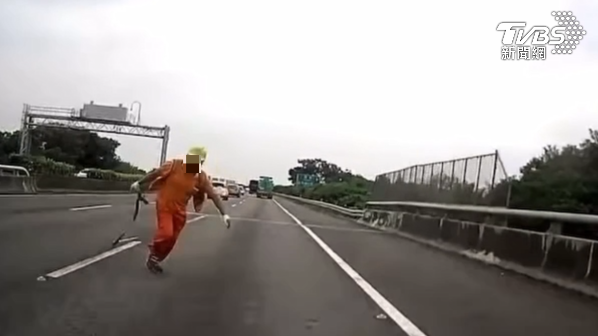國道驚魂！工人撿掉落物遭遊覽車猛撞 噴飛畫面曝│TVBS新聞網