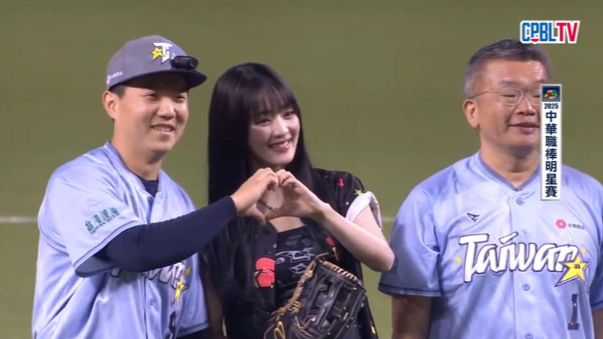 Minnie擔任開球嘉賓超甜！與江坤宇「比愛心」惹人稱羨│TVBS新聞網