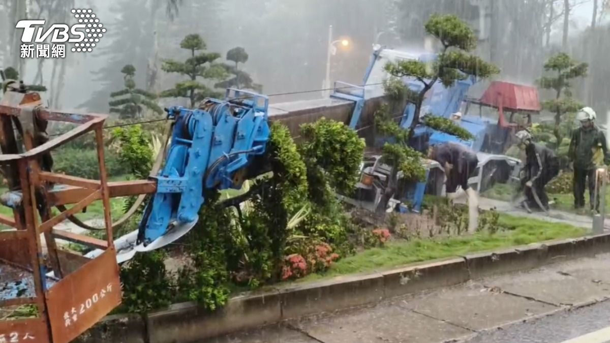 雨用倒的！金門低窪成土黃色汪洋、樓梯變瀑布 當地怨1週淹3次│TVBS新聞網
