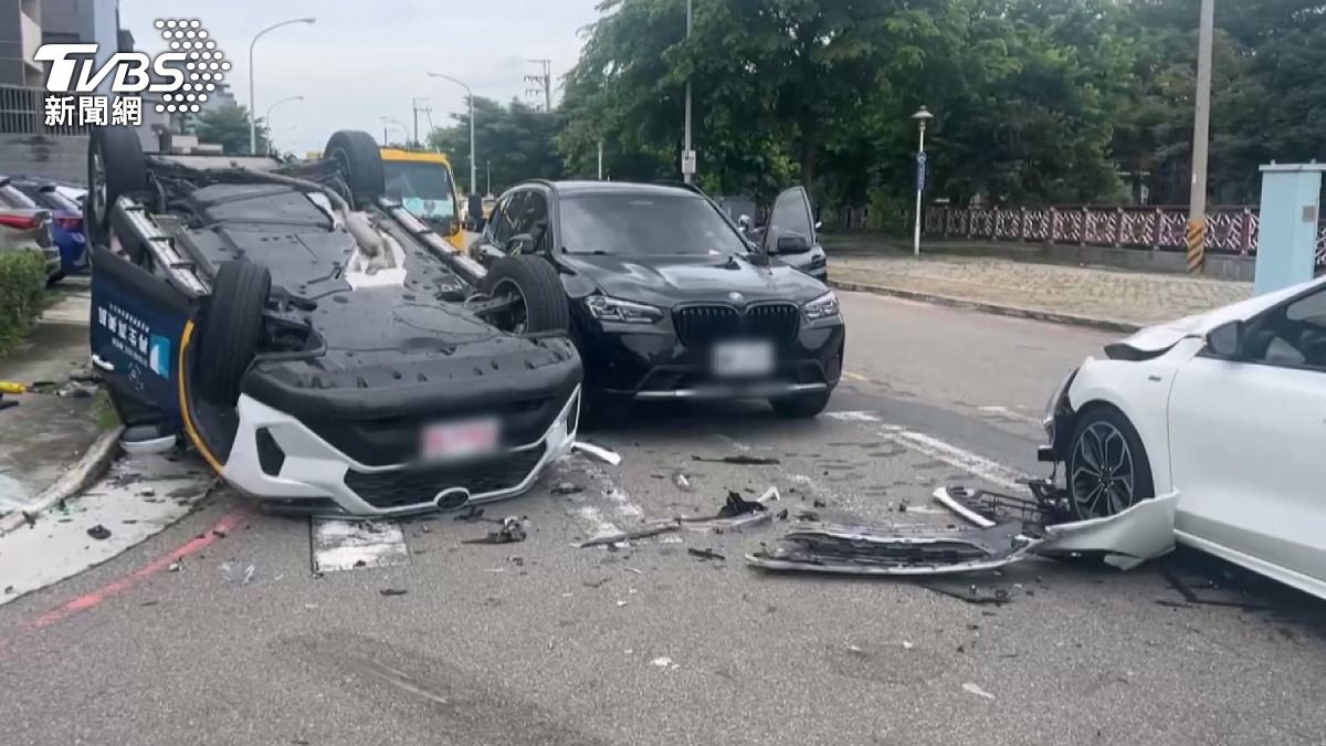 秒翻覆！計程車闖無號誌路口慘遭攔腰撞 路邊車剛要起步急煞車│TVBS新聞網