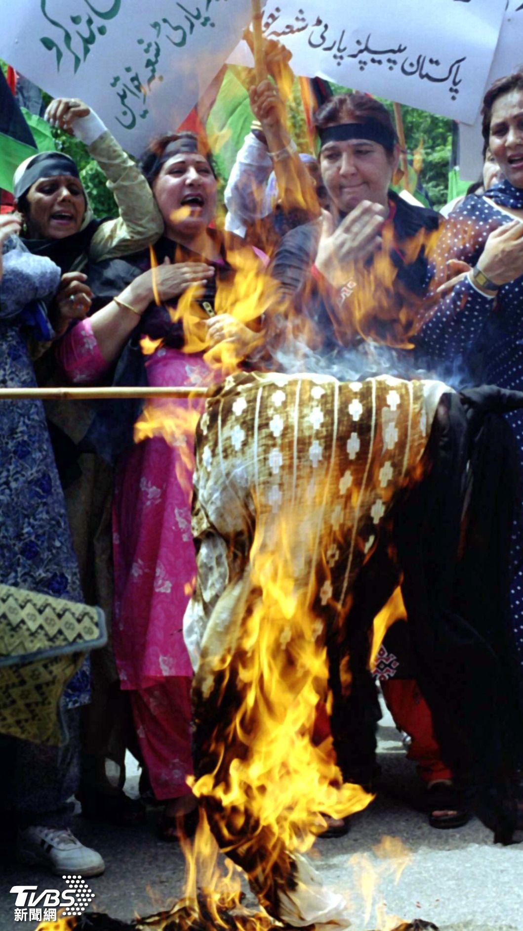 群眾冷眼旁觀！巴基斯坦情侶私奔結婚慘遭「榮譽處決」│TVBS新聞網