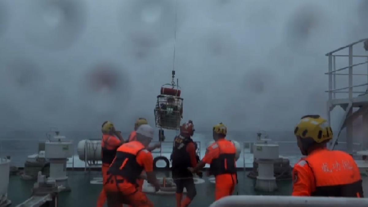 Taiwan frigate saves captain in typhoon-hampered rescue│TVBS新聞網