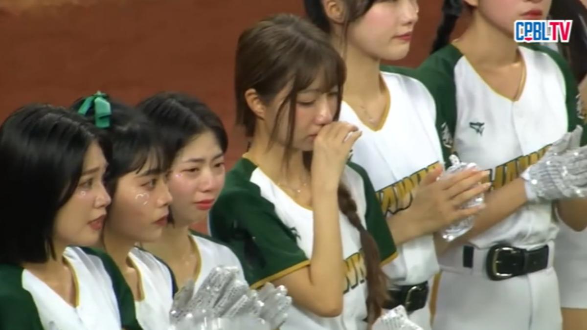 喪妻4天忍痛返球場！魔鷹最大痛「沒能說再見」淚灑球場│TVBS新聞網