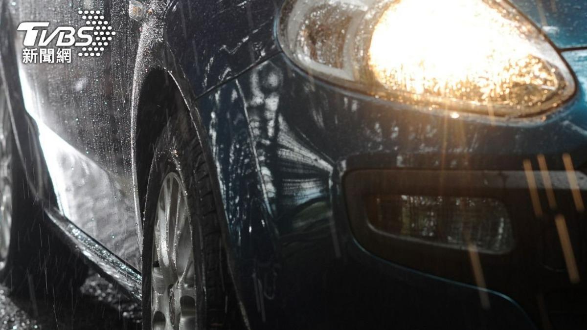 駕駛們注意！路邊停車打錯燈恐罰3600 警曝正確做法│TVBS新聞網