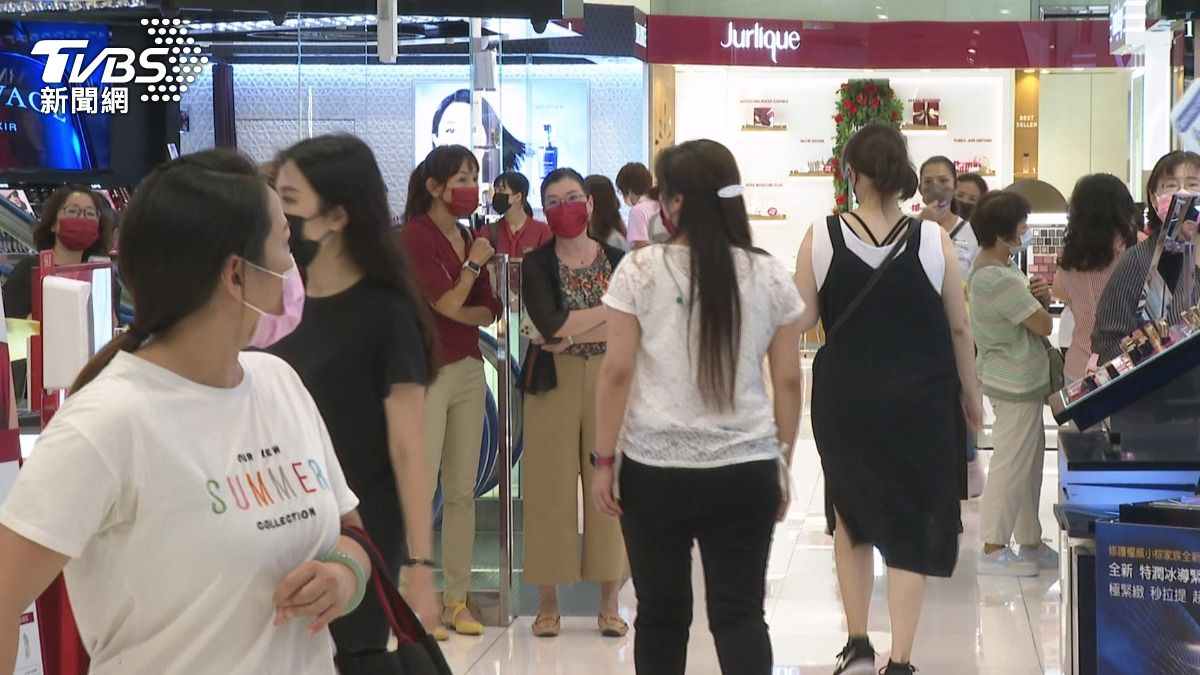 台中百貨首開千萬大獎！背心換貨「補200元」意外成富翁│TVBS新聞網