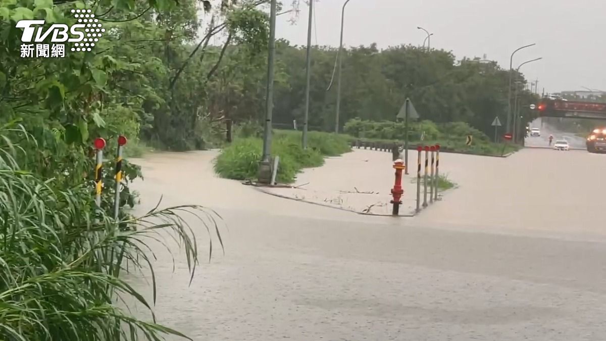 豪雨炸雲嘉！卓榮泰令政委陳金德視察、2高官瞭解災情整備│TVBS新聞網
