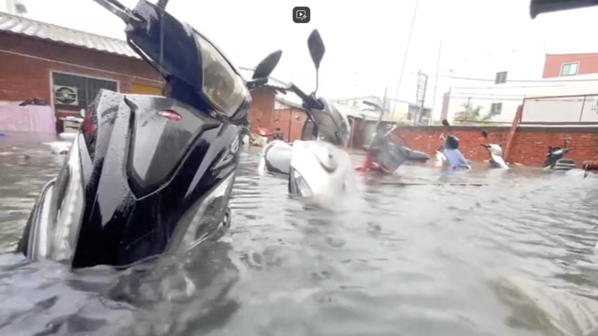 丹娜絲後又遭暴雨襲！台南菁寮「泡成小池塘」 民宅全淹了│TVBS新聞網