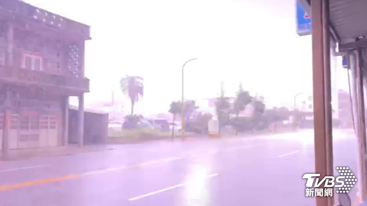 樺加沙颱風增強為強烈颱風！暴風圈已達300公里 恆春侵襲機率90%最高│TVBS新聞網