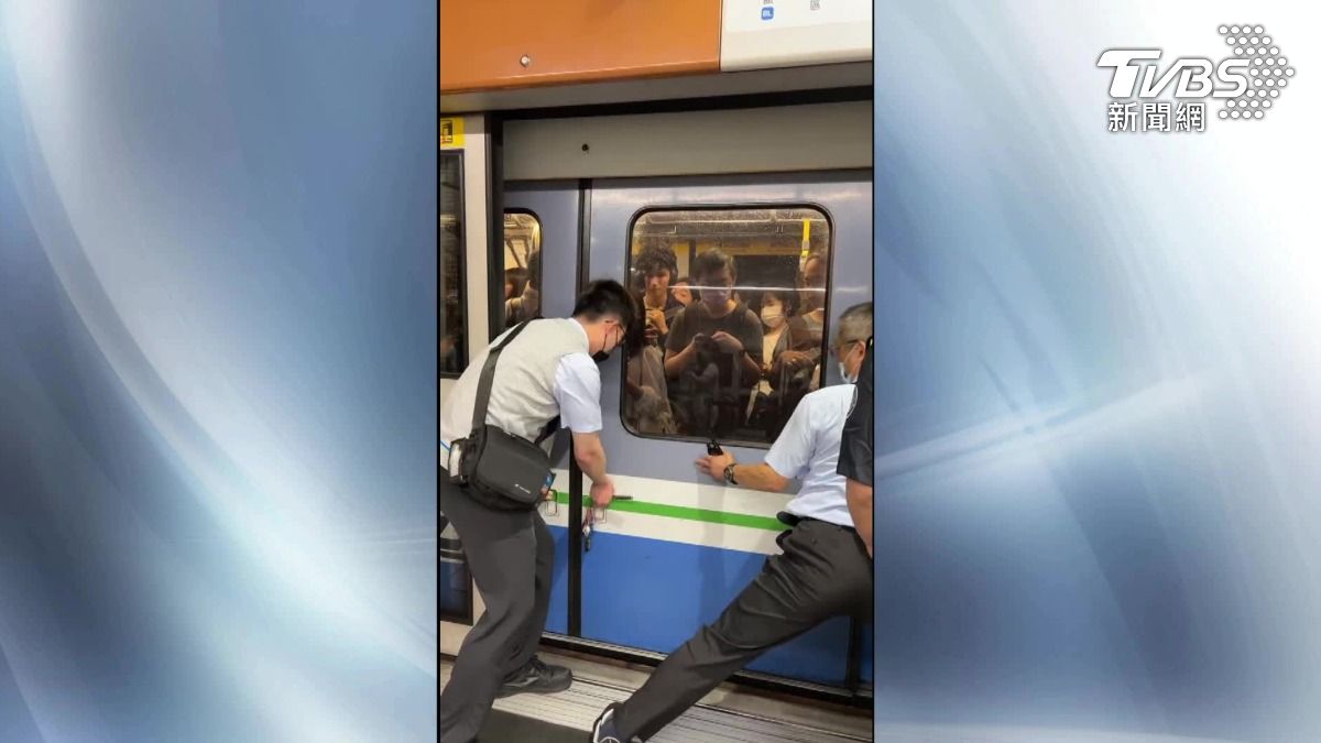 通勤族崩潰！北捷文湖線故障 人潮排到公車站仍等不到車│TVBS新聞網