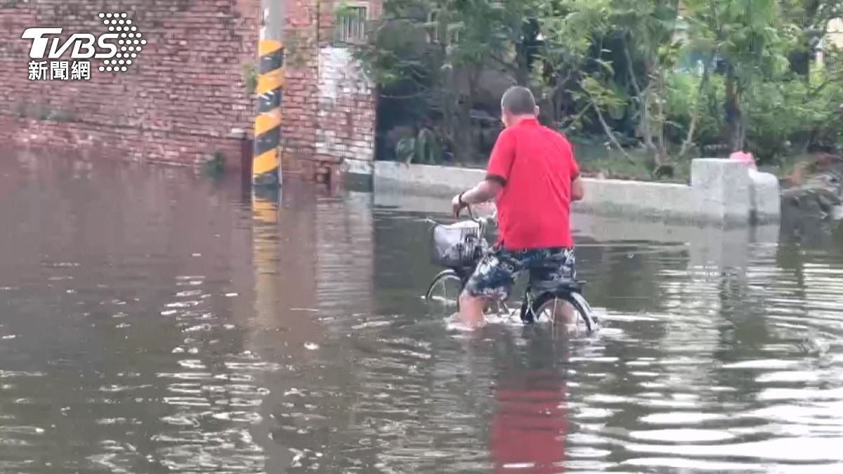 東石港墘村曾淹「胸部」隔天仍積水 受困居民靠人涉水送餐│TVBS新聞網
