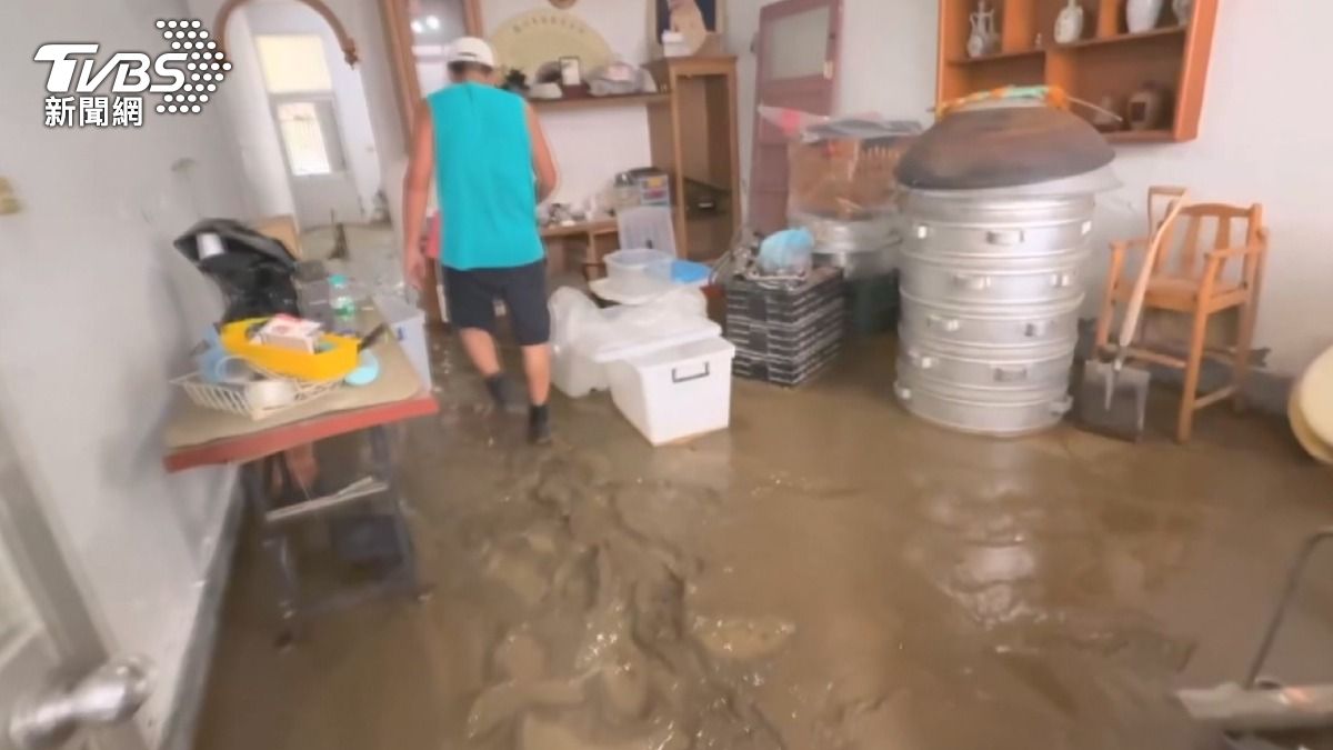 雨炸嘉義！「雨水夾爛泥」灌家園 民宅內堆逾20cm淤泥│TVBS新聞網