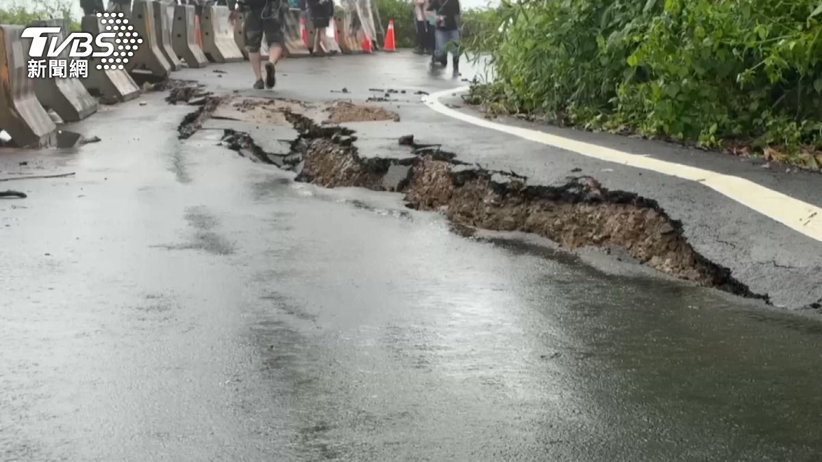 只差5分鐘！嘉義縣長翁章梁勘災 受訪完道路大坍方│TVBS新聞網