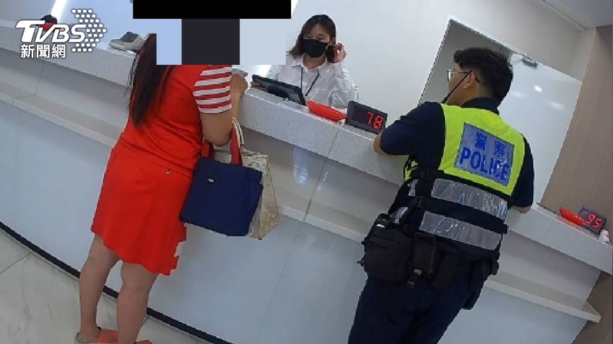 為賺1萬5！台中男淪車手跑35次ATM 背包沒拉糗露鈔票│TVBS新聞網