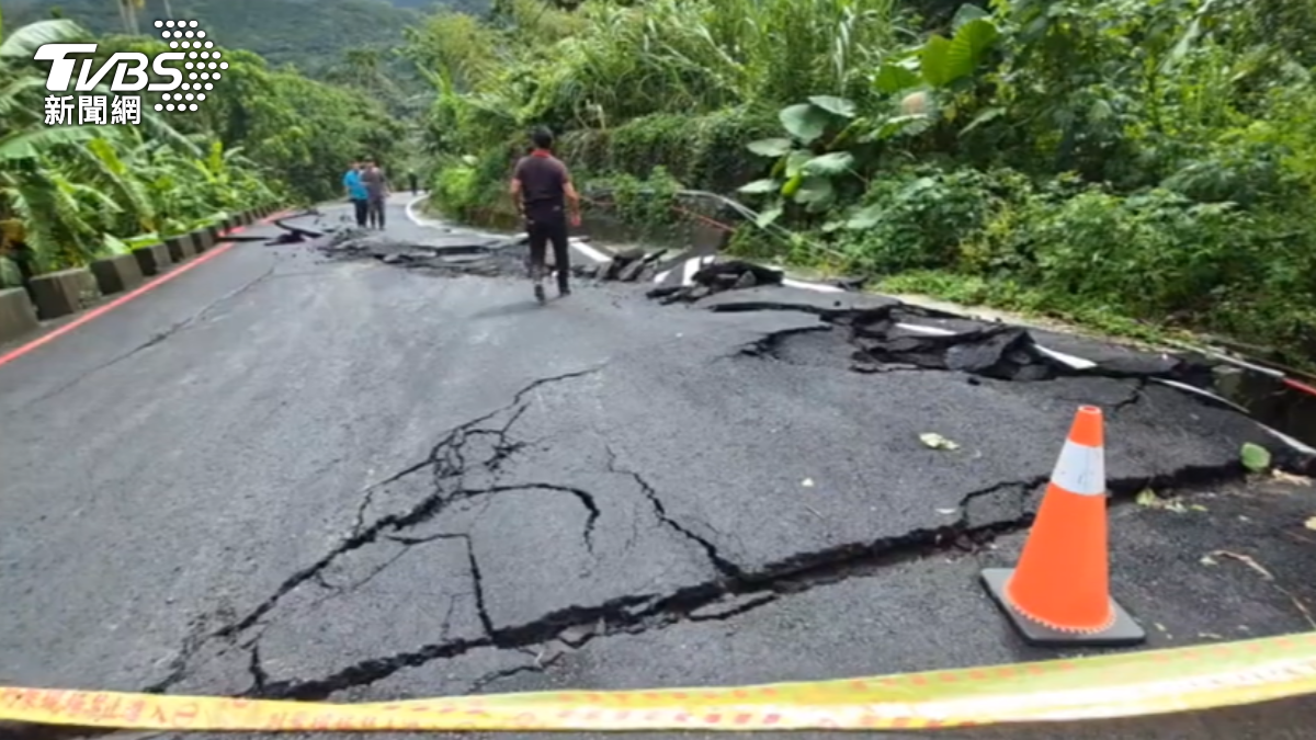 嘉義山區連日豪雨傳災情！竹崎119-1鄉道「地層滑動」柏油路全裂開│TVBS新聞網