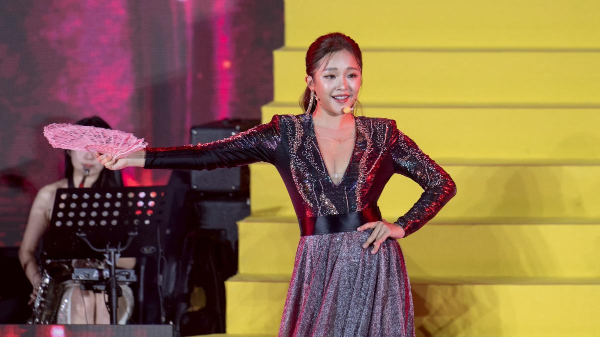 舒子晨出招了！率Luxy Girls辣曬屁股蛋 超猛一字馬逼退賴慧如│TVBS新聞網