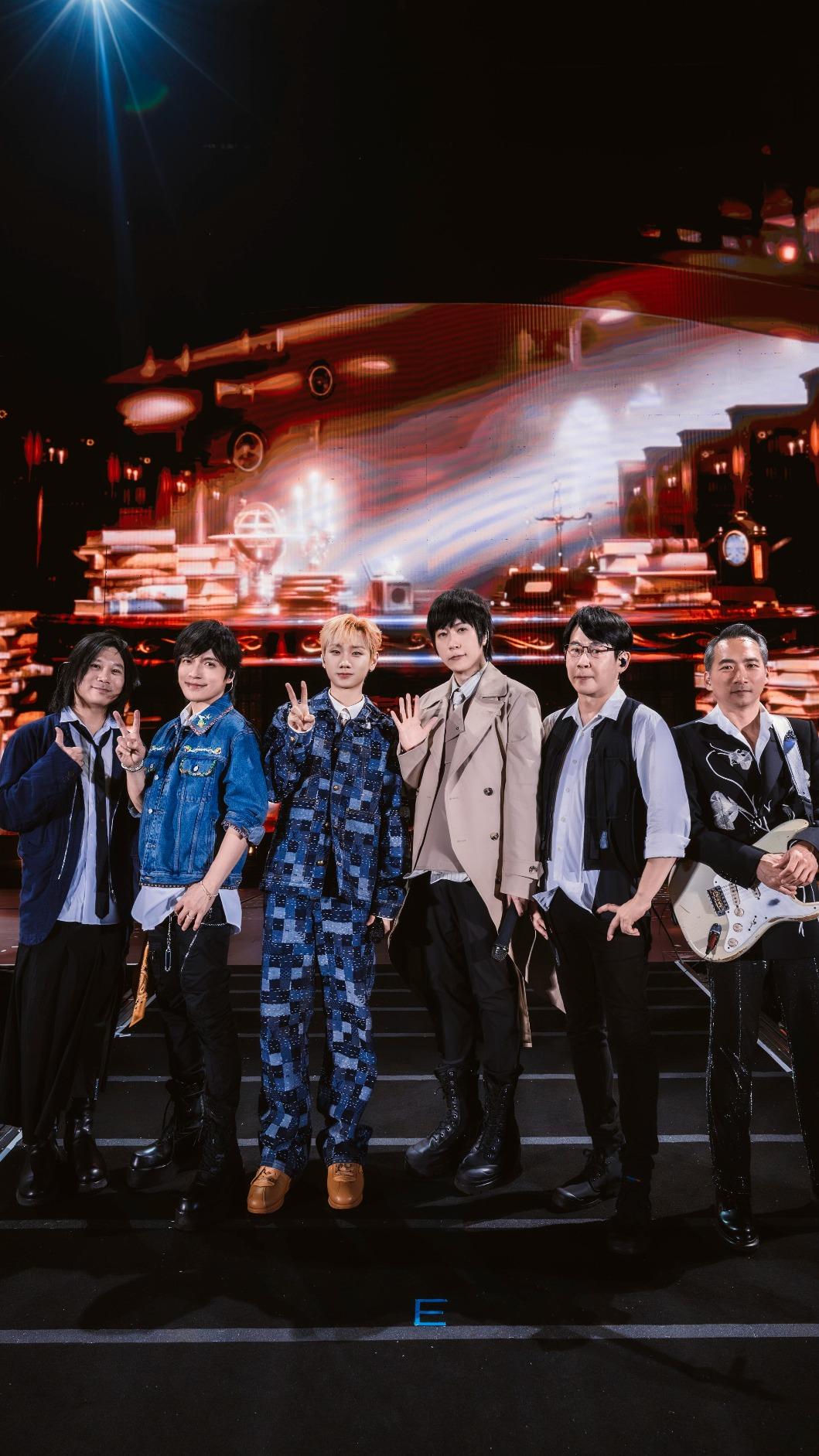 F4還不夠！五月天唱一半「大咖天王」降臨 驚喜禮物10萬人嗨翻│TVBS新聞網