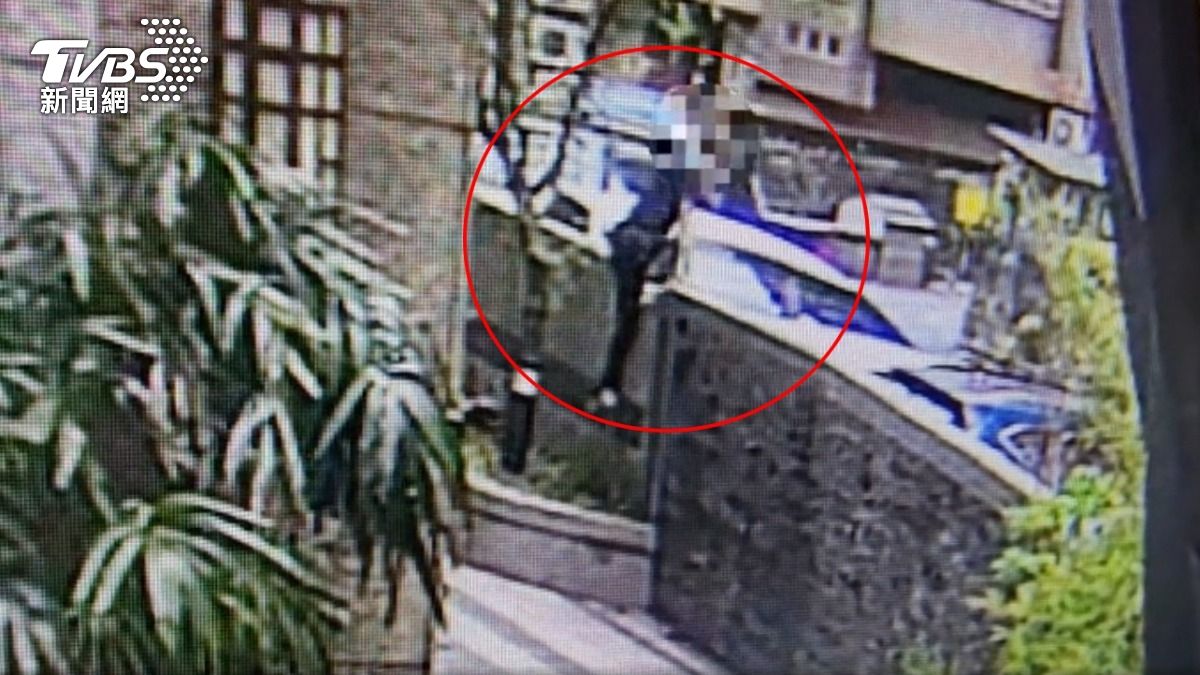 想看金飾！ 下秒搶劫金項鍊 躲社區翻牆逃│TVBS新聞網