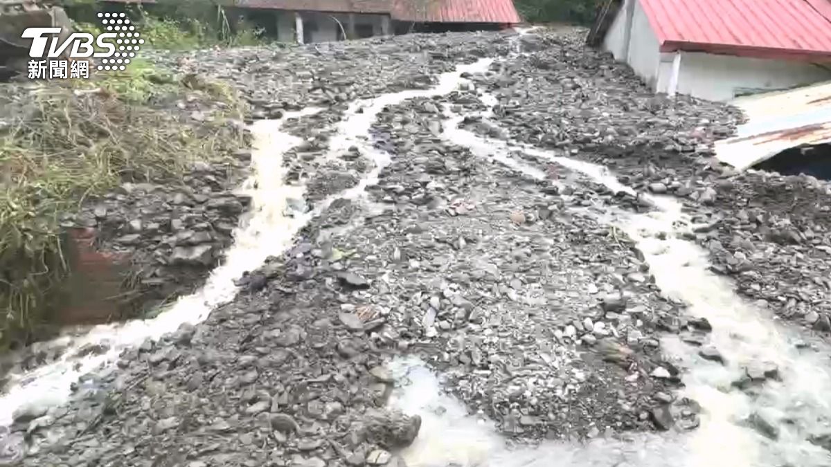 崩潰！ 高雄六龜土石流 住家、果園遭掩埋 逾20戶受困│TVBS新聞網