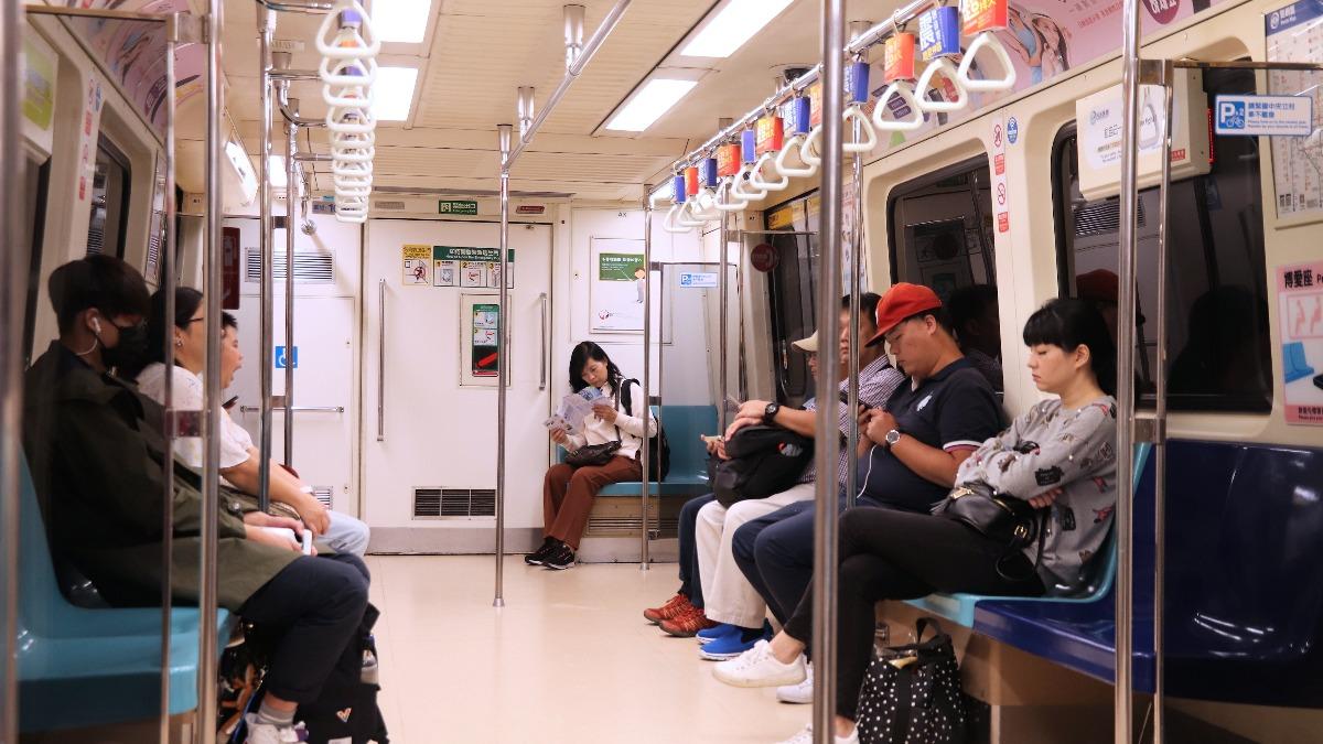 寶媽推嬰兒車搭捷運！「輾到路人的腳」遭瞪 怒開噴：又不嚴重│TVBS新聞網