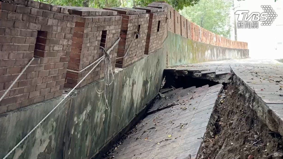 不堪整月大雨！ 府城南門段塌陷、最老三山國王廟積水壁癌│TVBS新聞網
