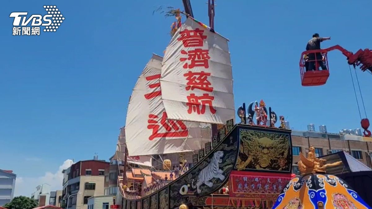 被塞3顆糖果！強迫給百元 民眾控看廟會遇「不樂之捐」│TVBS新聞網