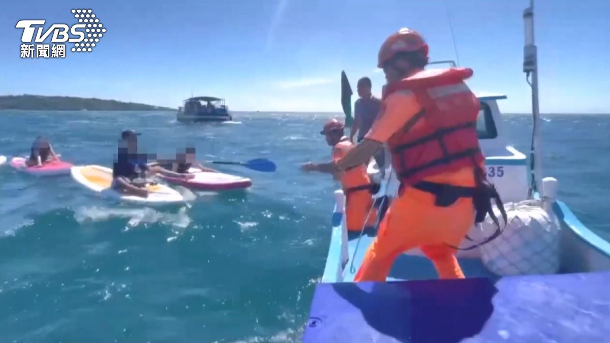 風強海流快！ 2教練、10遊客漂向外海險受困│TVBS新聞網