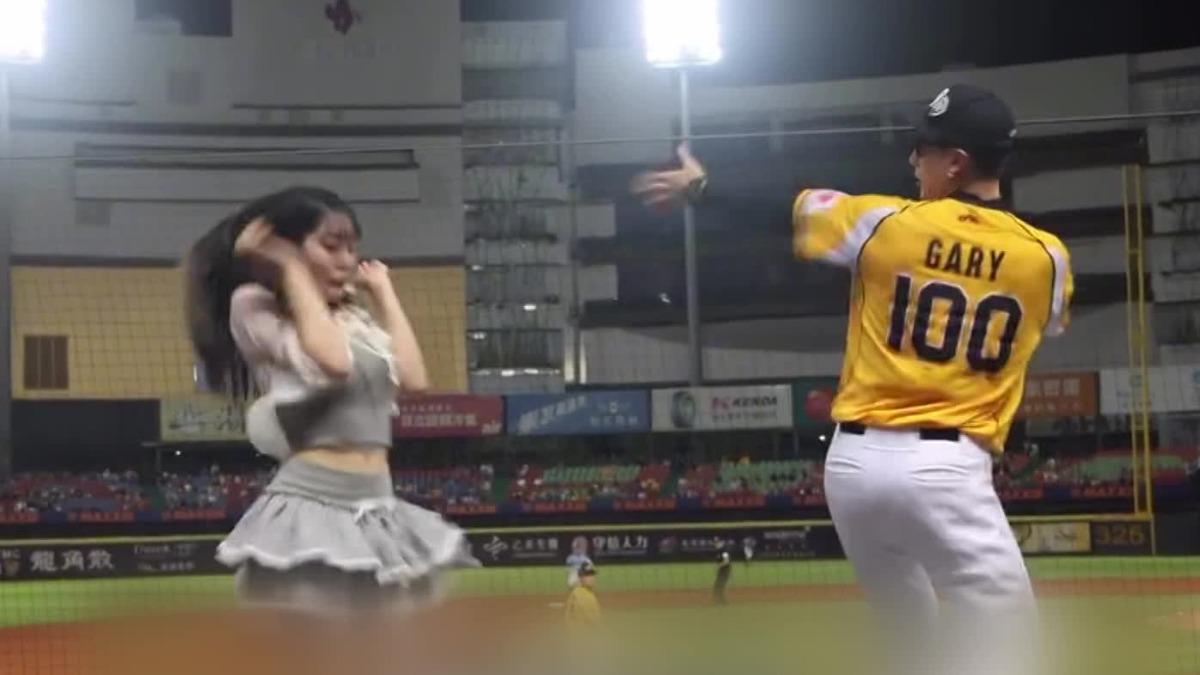 「斷棒」突砸應援台！啦啦隊女孩瑄及時躲過 驚險畫面曝│TVBS新聞網