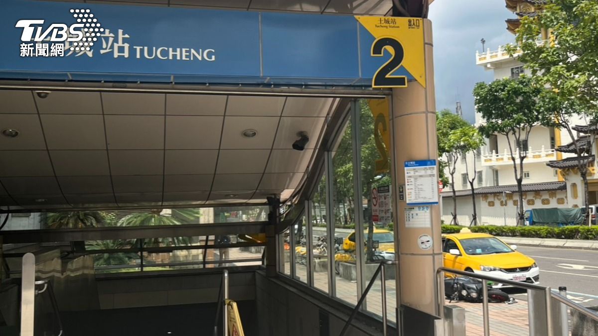 快訊／捷運土城站外車禍 騎士「無名指斷掉」緊急送醫│TVBS新聞網